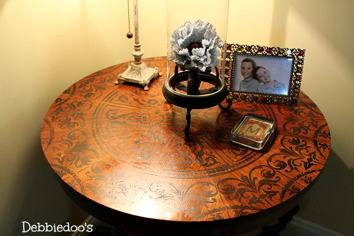 How to stencil a table top! {DIY} - Debbiedoos