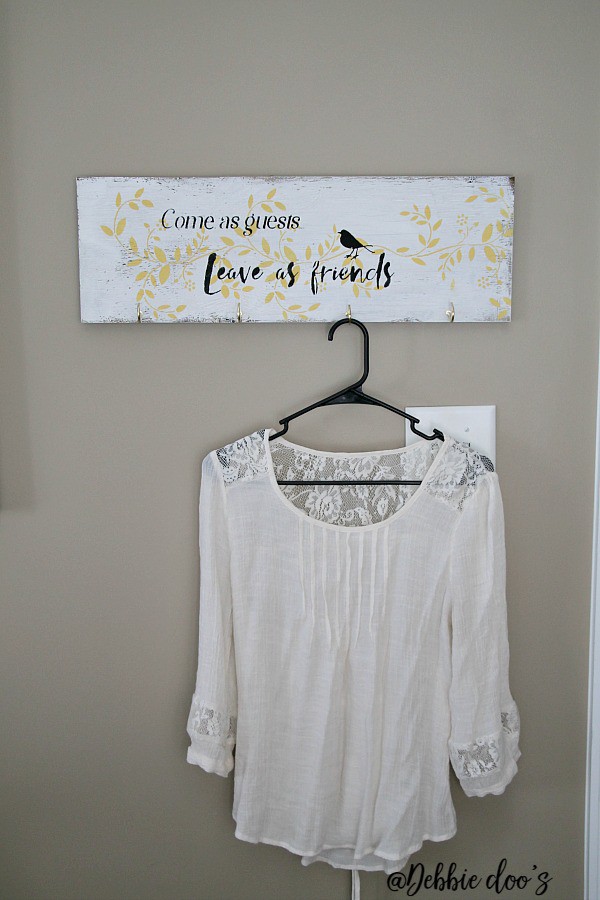 DIY rustic wall clothes hanger - Debbiedoos