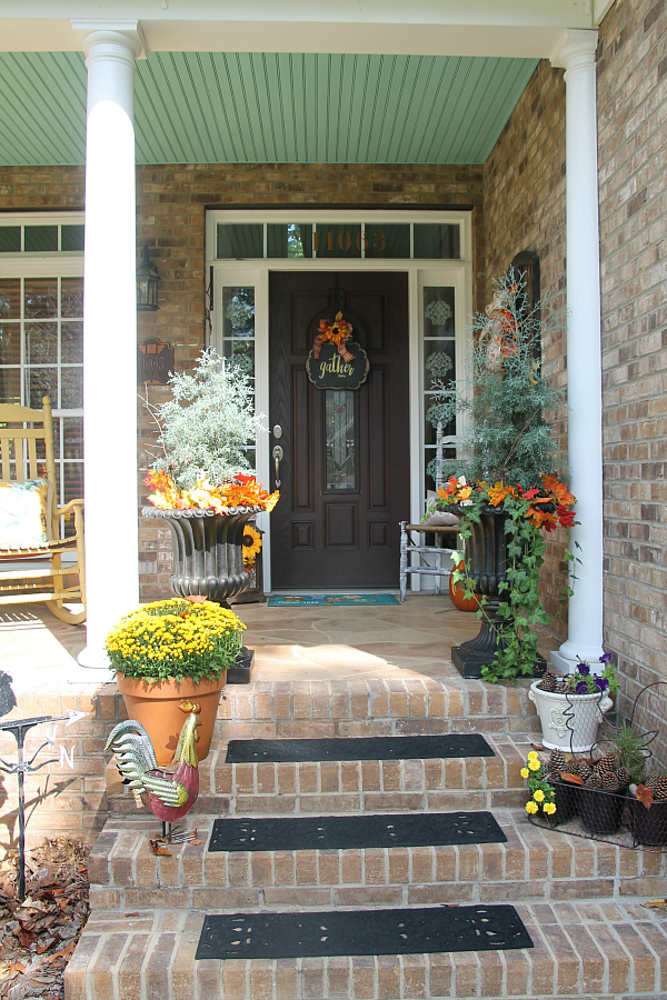 Rustic fall porch decorating - Debbiedoos